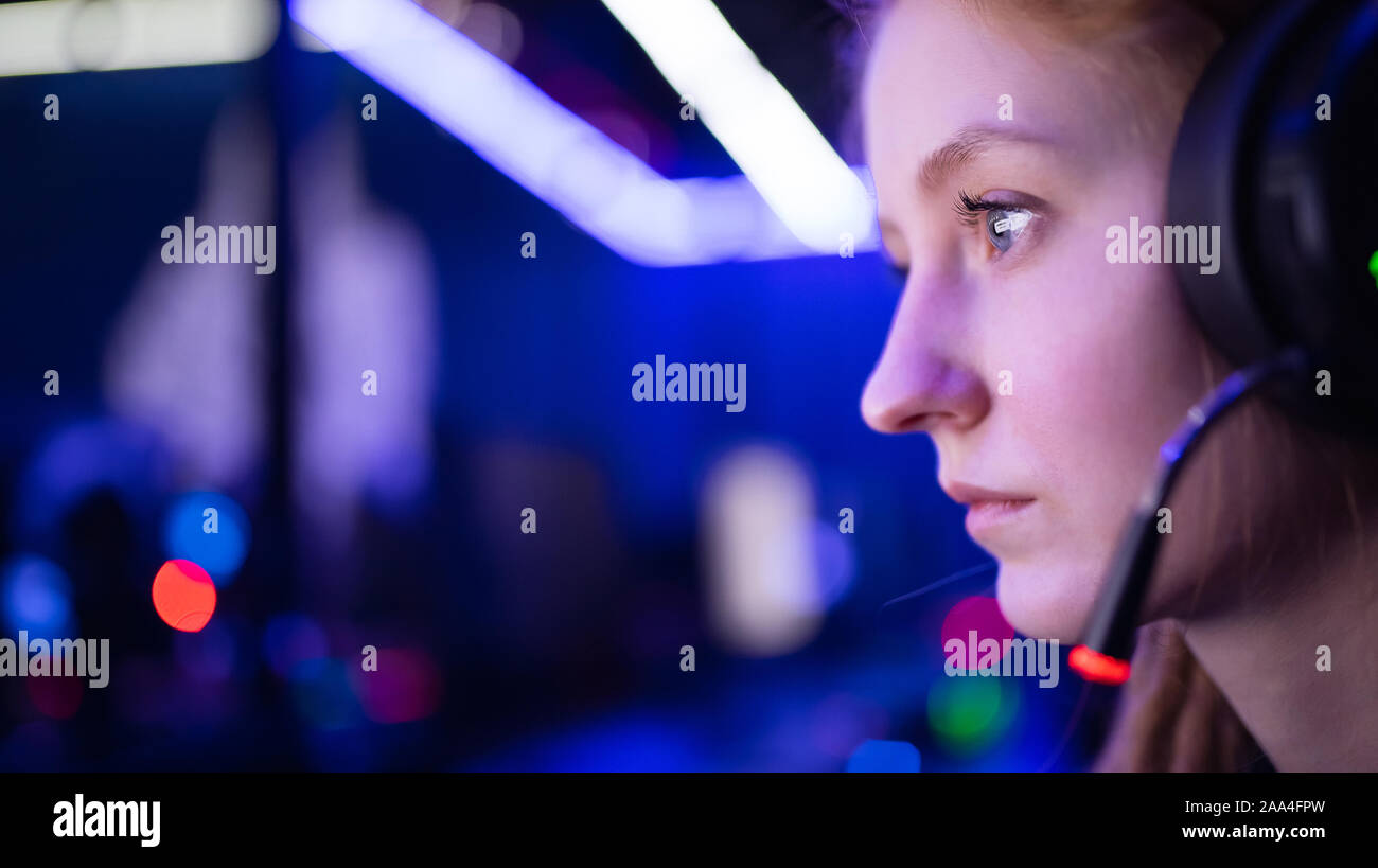 Streamer beautiful girl professional gamer smile playing online games ...