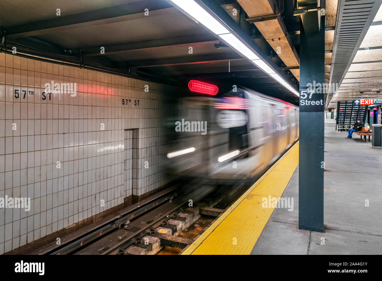 New york subway train at station hi-res stock photography and images ...