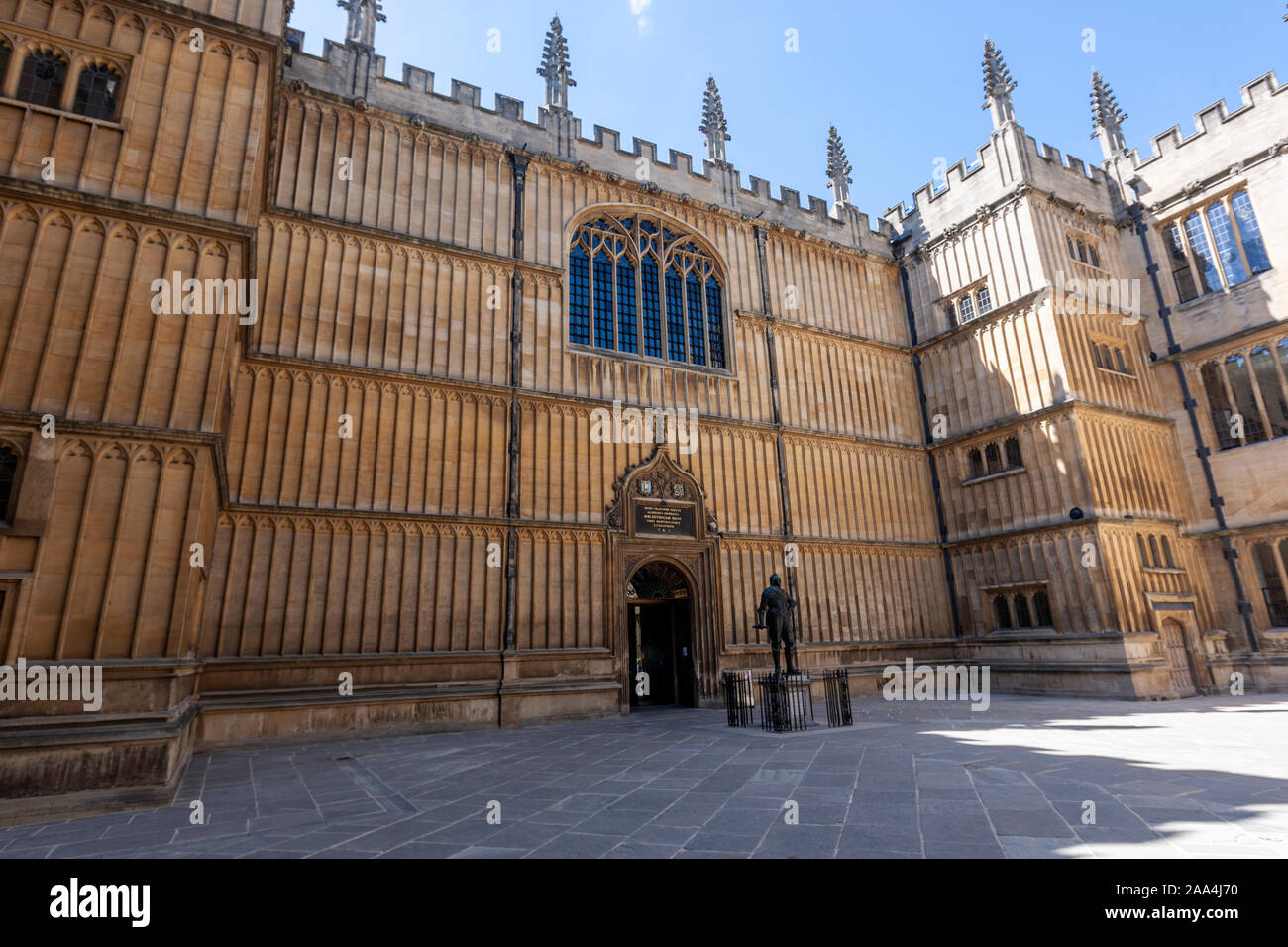 Statue of the Earl of Pembroke in the Bodleian Courtyard at entrance to ...