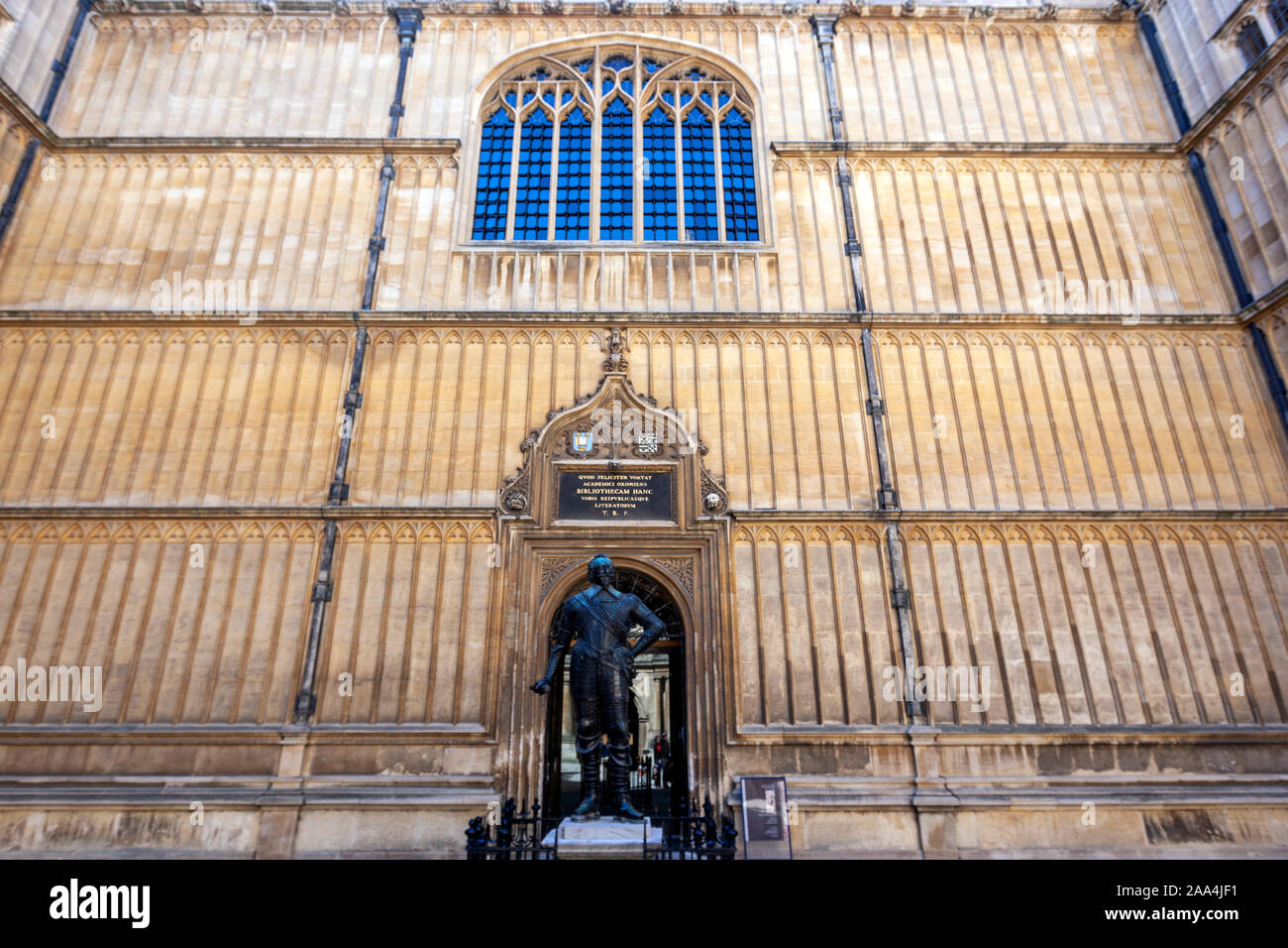Statue of the Earl of Pembroke in the Bodleian Courtyard at entrance to ...