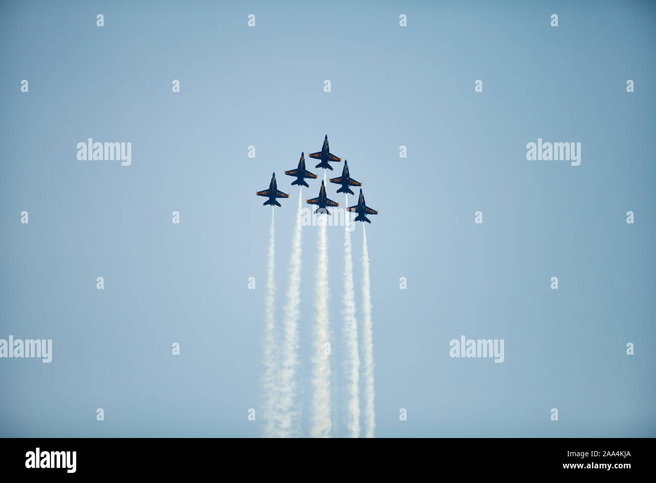 Planes flying in formation hi-res stock photography and images - Alamy