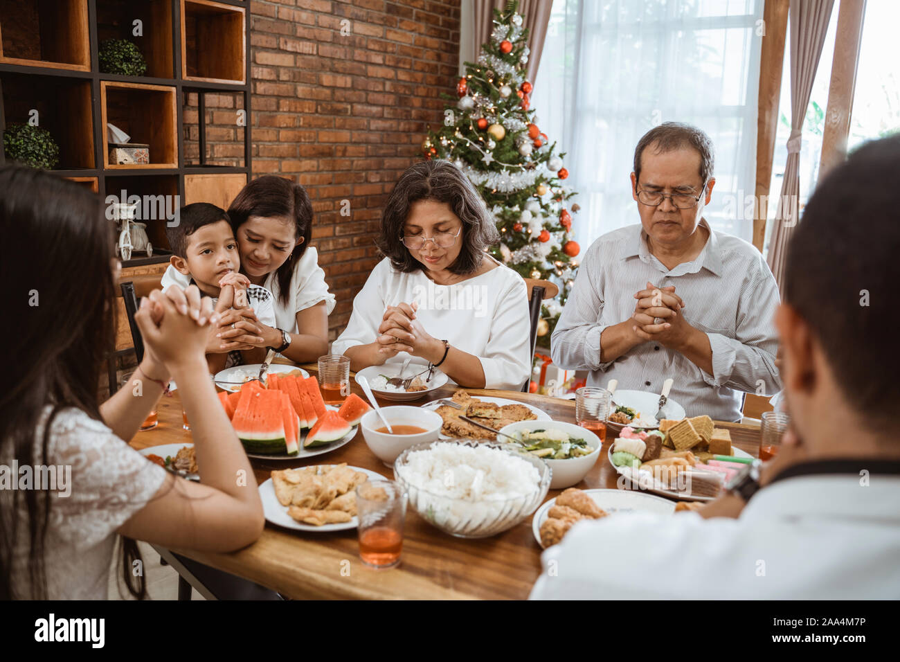 people praying before having their lunch Stock Photo - Alamy