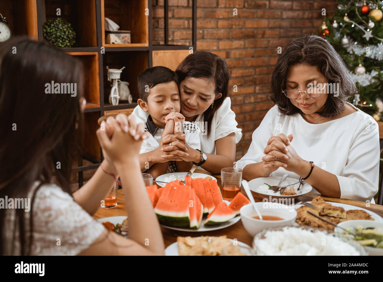 Family praying together meal dining hi-res stock photography and images ...