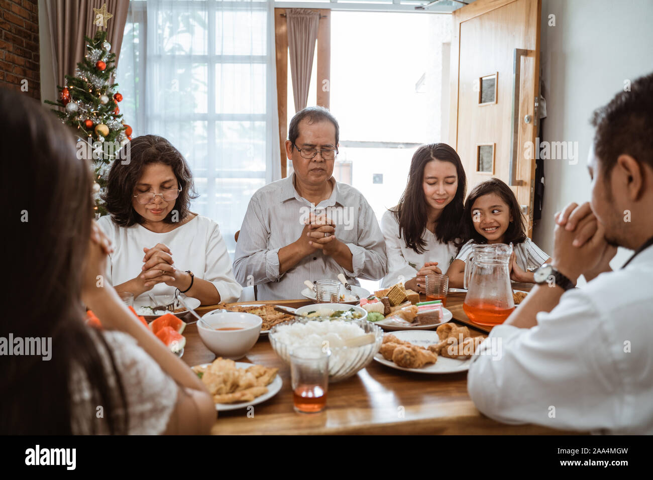people praying before having their lunch Stock Photo - Alamy