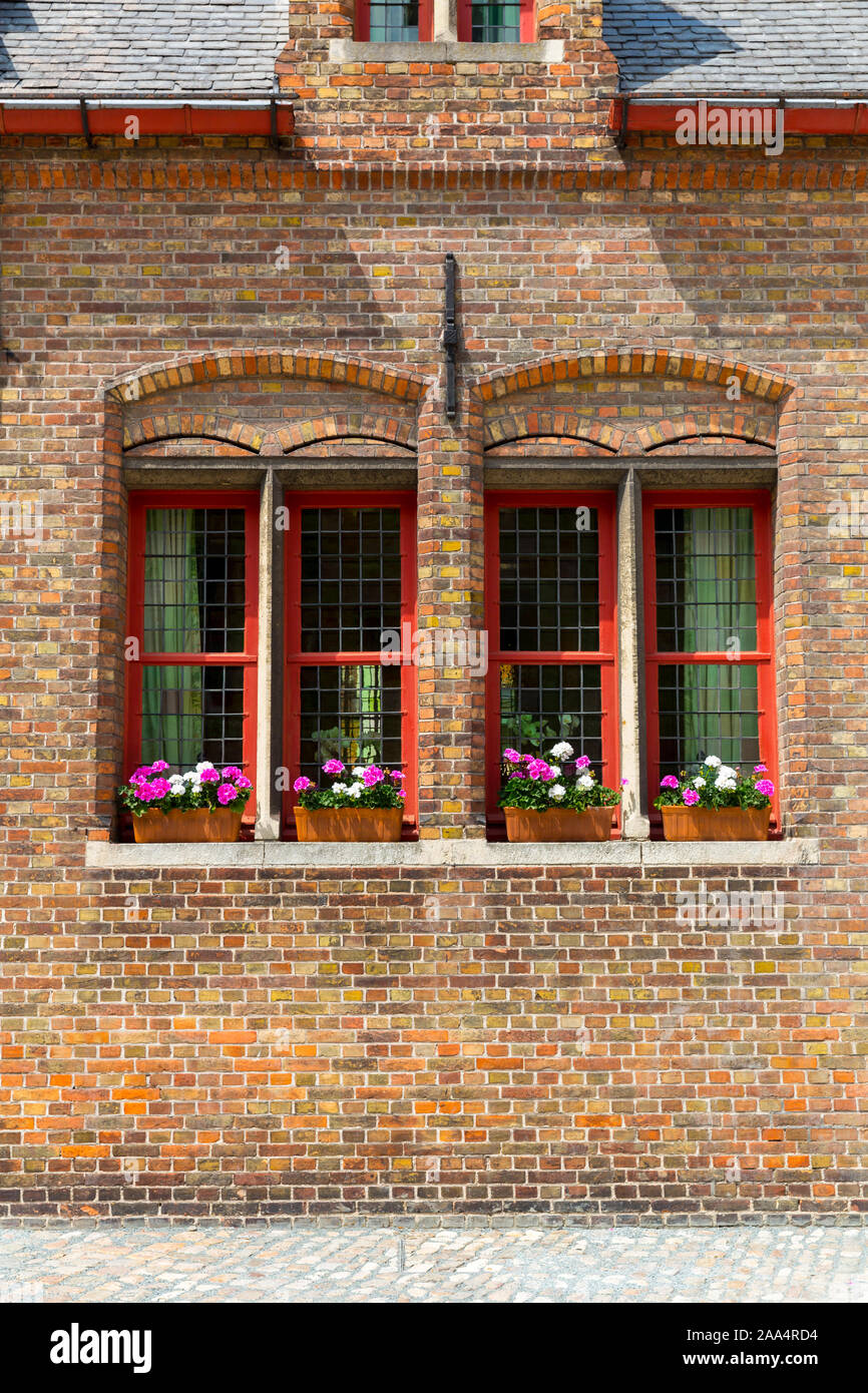 Flower bed window hi-res stock photography and images - Alamy