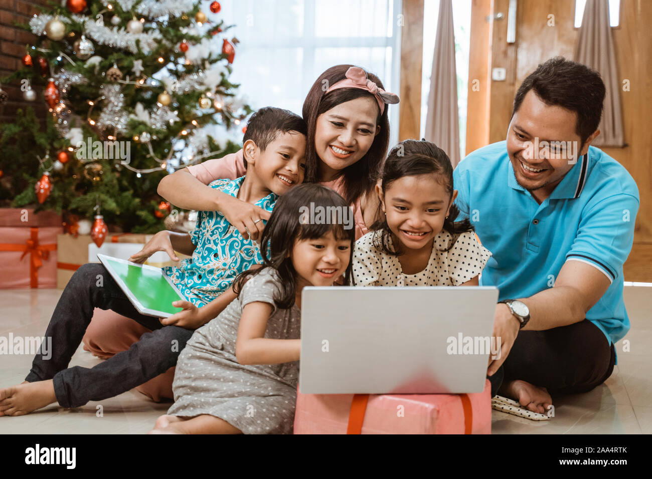family and children using laptop together Stock Photo - Alamy