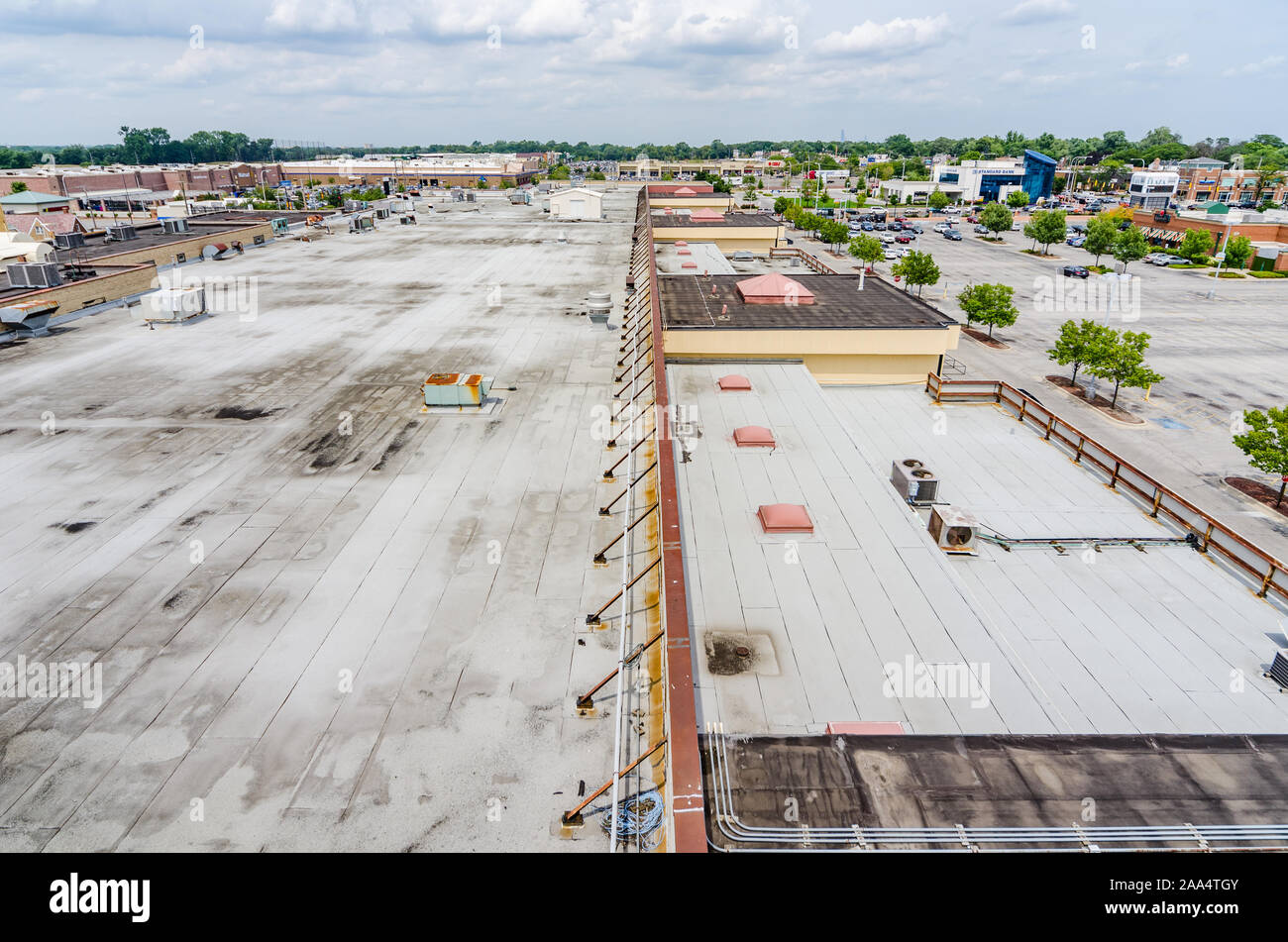 Exterior of Evergreen Park Plaza mall prior to demolition Stock Photo ...
