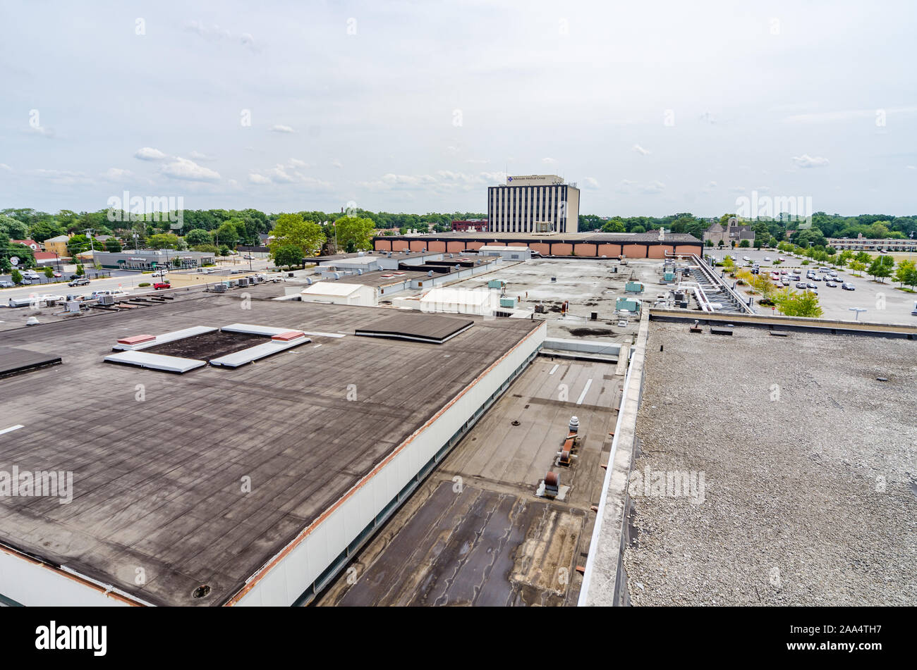 Exterior of Evergreen Park Plaza mall prior to demolition Stock Photo ...