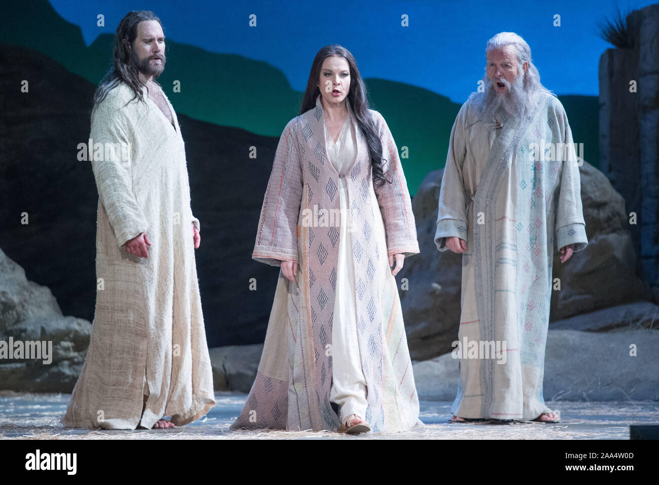 Berlin, Germany. 19th Nov, 2019. Brandon Jovanovich (l, Samson), Elina ...