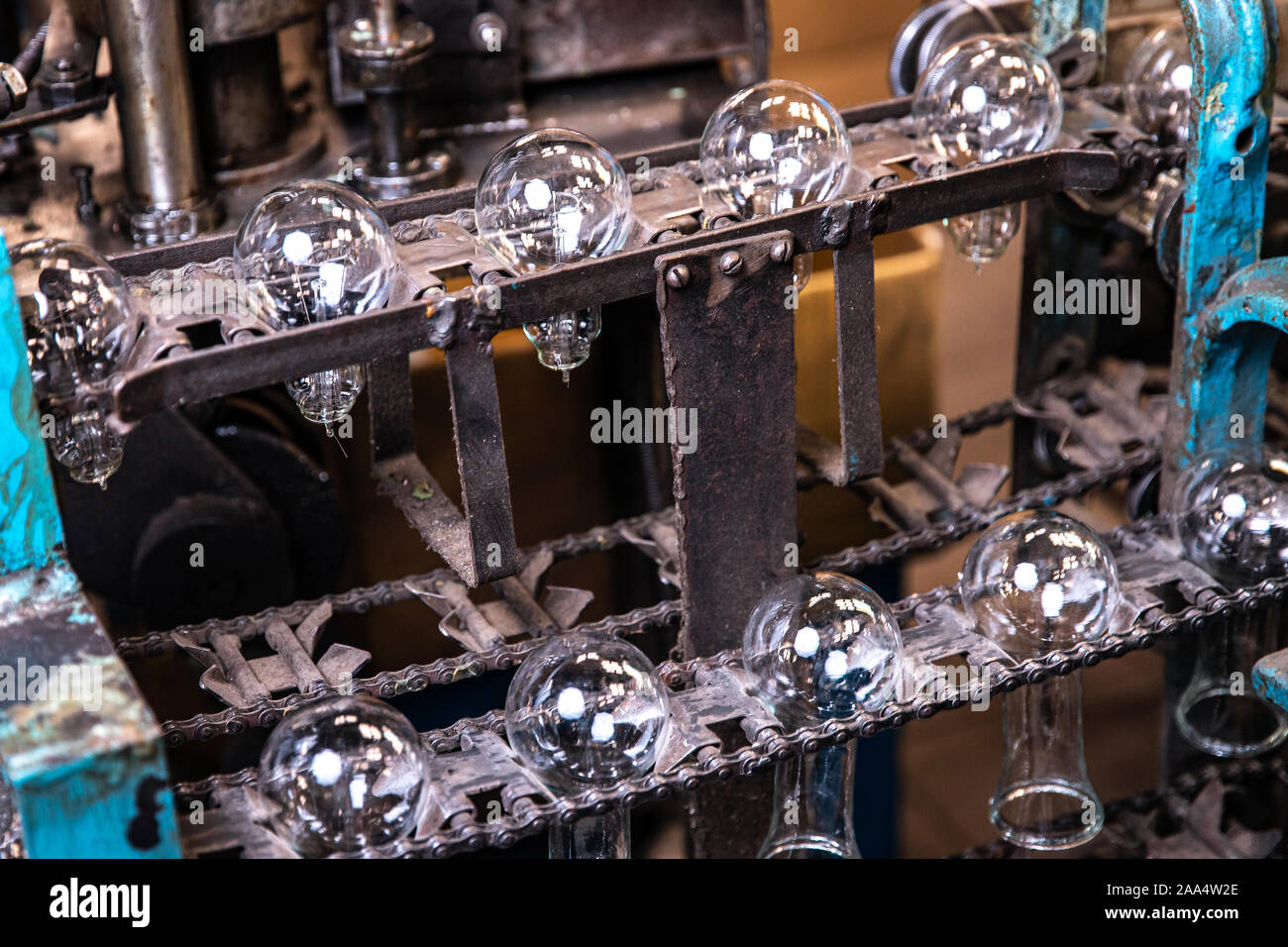 Automated workshop conveyor for production of glass lamps bulbs factory ...