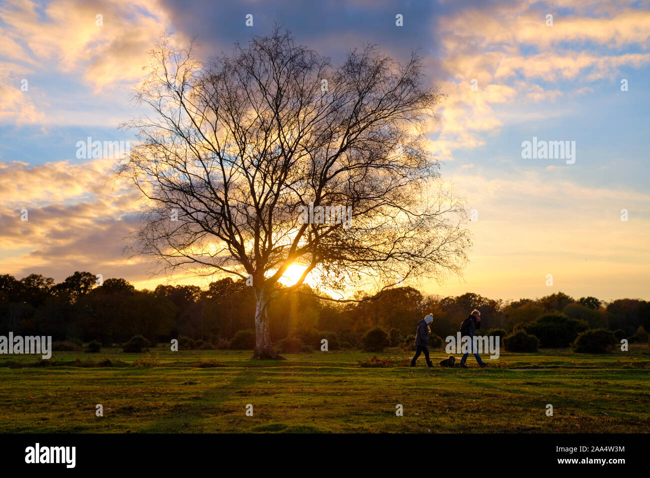 Uk sunset people walking silhouette hi-res stock photography and images ...