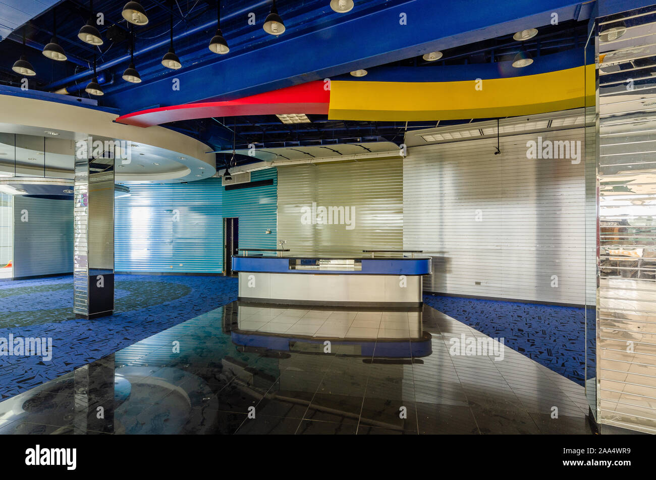 Interior of Evergreen Park Plaza mall prior to demolition Stock Photo ...