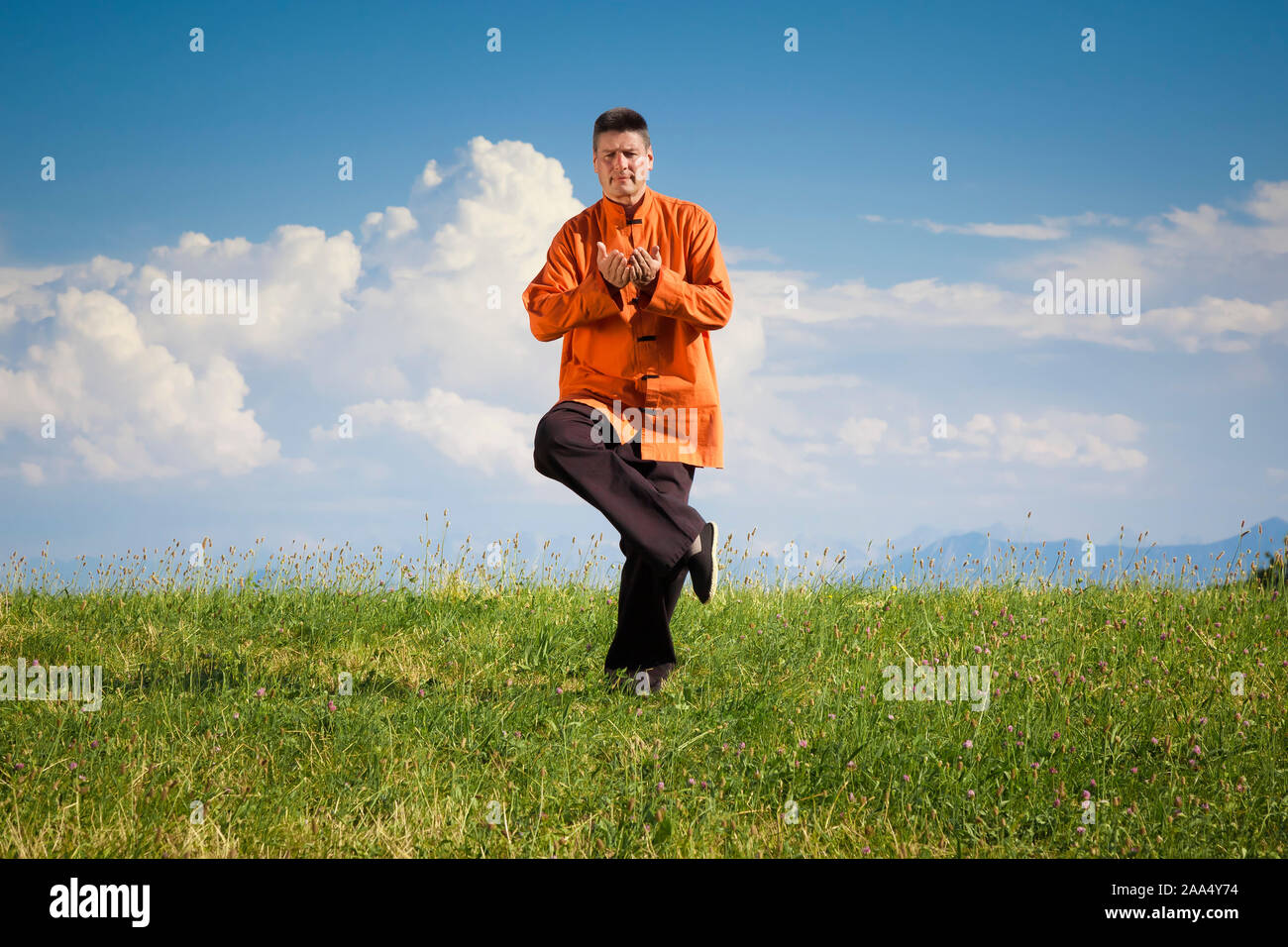 Ein Mann, der unter freiem Himmel Qi-Gong-Uebungen durchfuehrt Stock ...