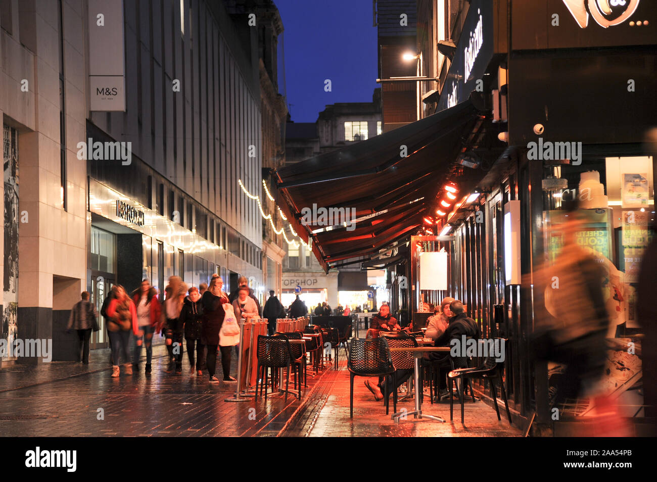 Night time albert dock hi-res stock photography and images - Alamy