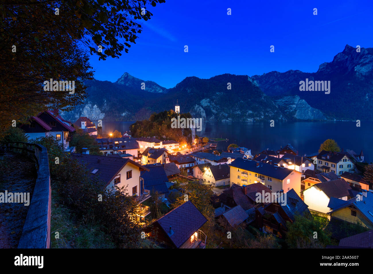 Traunkirchen: lake Traunsee, church Traunkirchen, chapel Johannesberg ...