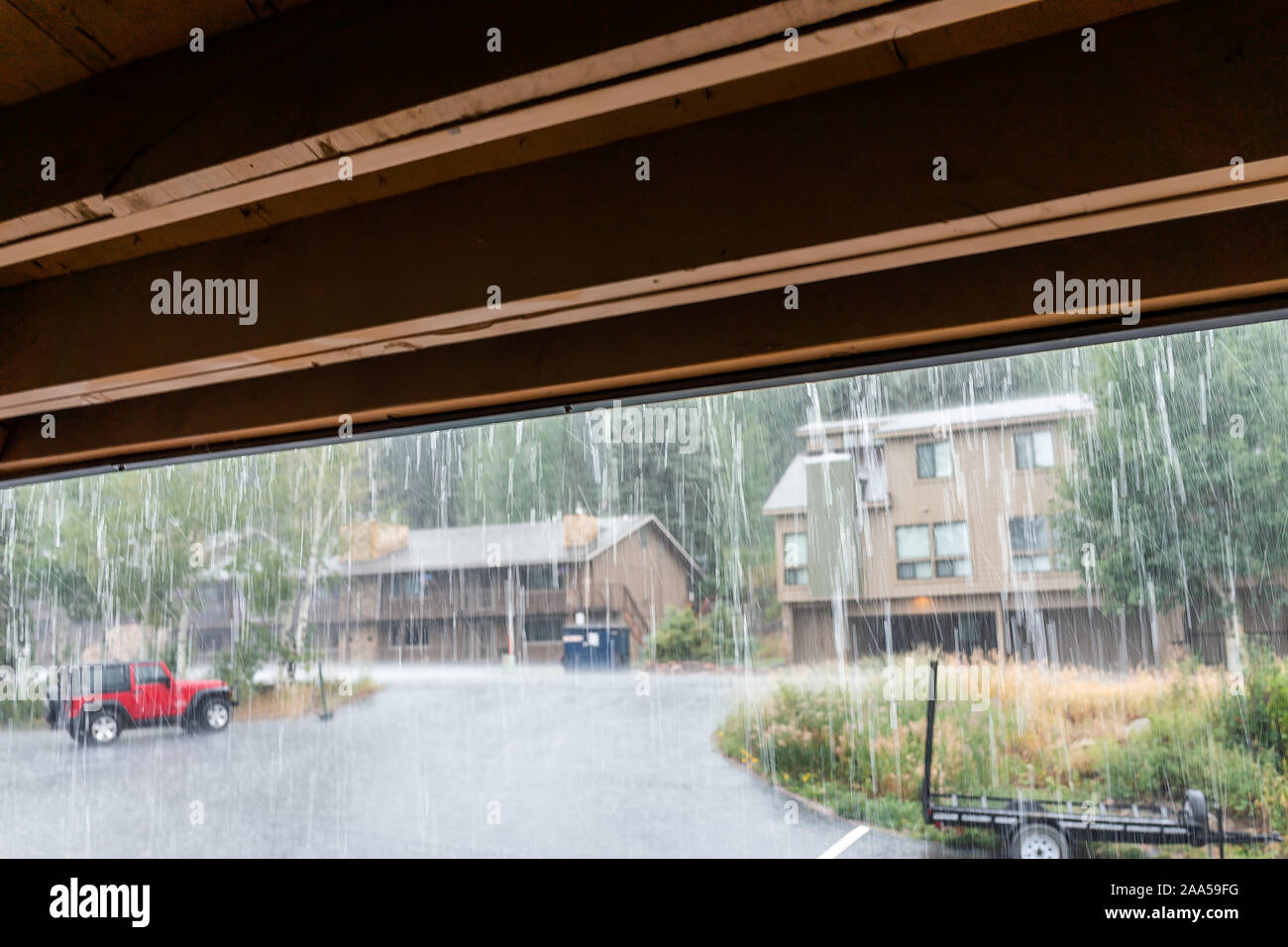 Parked cars outside apartment building hi-res stock photography and ...