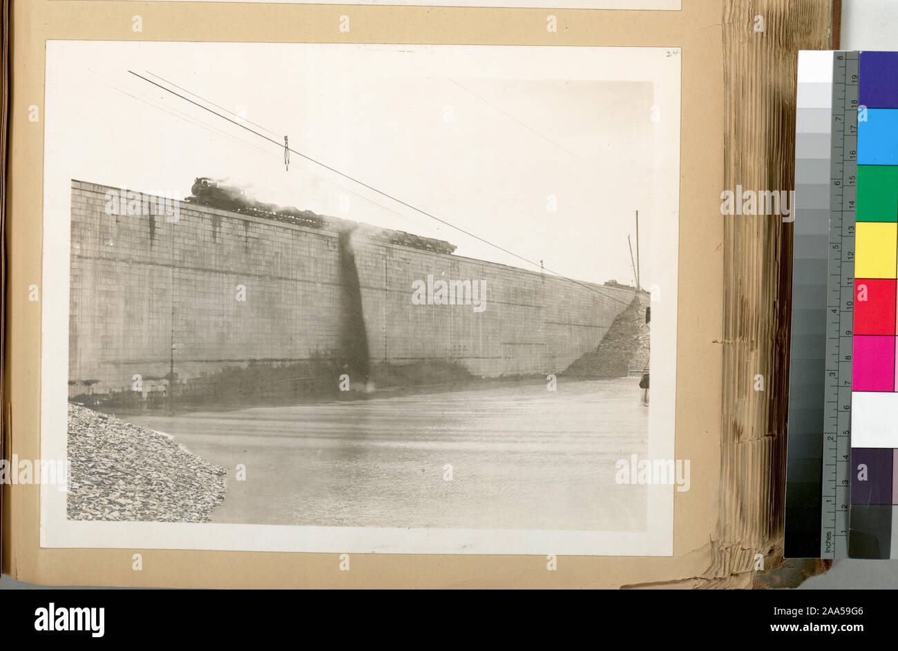 Olive bridge dam hi-res stock photography and images - Alamy