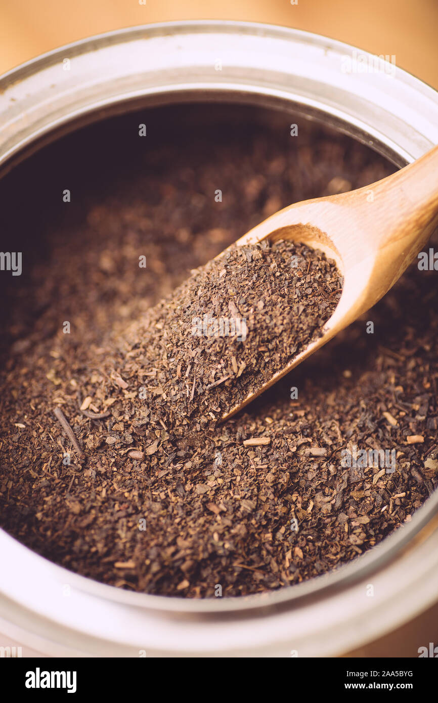 Black tea powder in a wooden teaspoon. Close up Stock Photo - Alamy