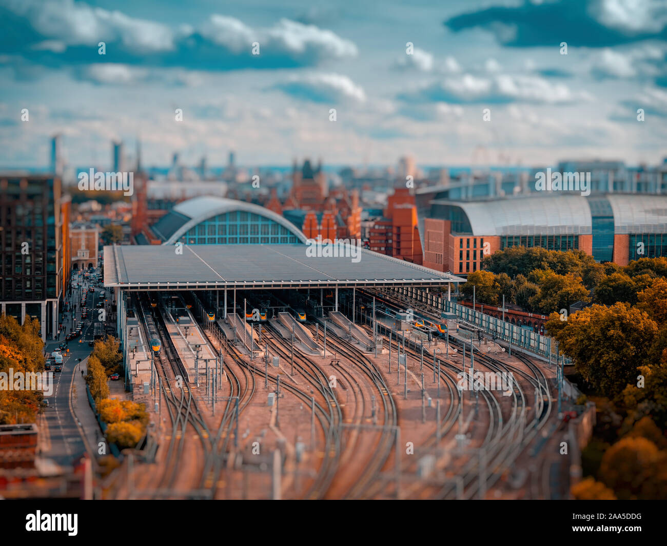 London euston railway station platform hi-res stock photography and ...