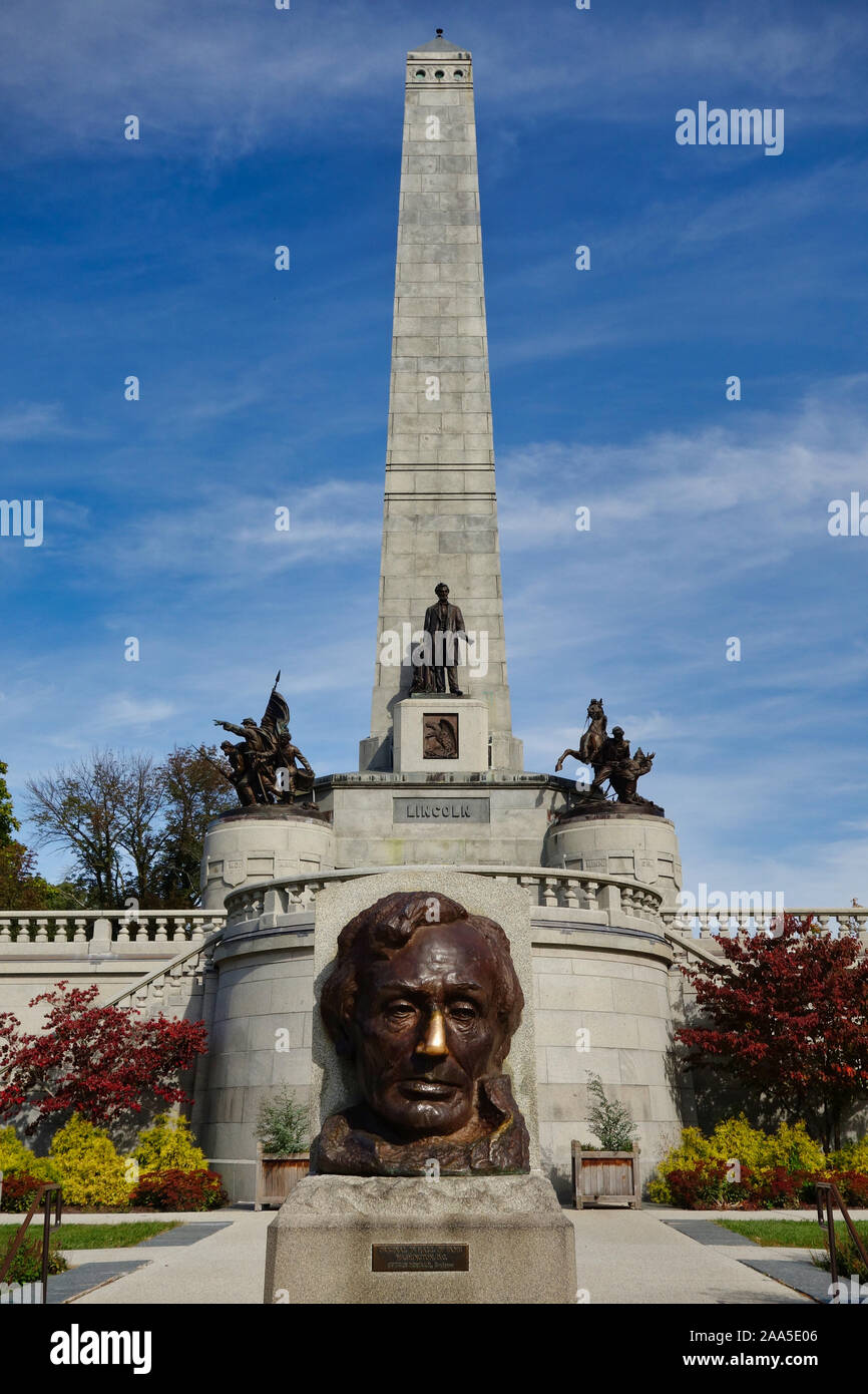 Lincoln's Tomb in Oak Ridge Cemetery in Springfield, Illinois Stock ...