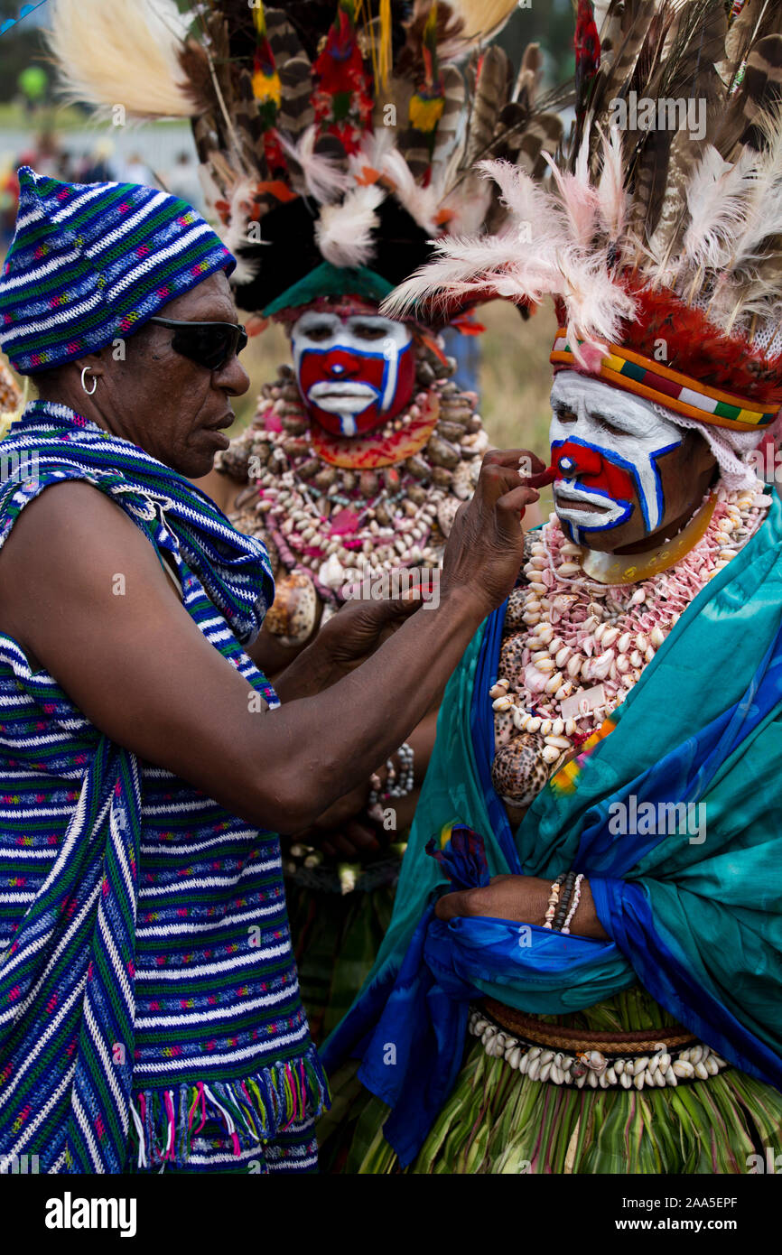 Traditional face painting papua new hi-res stock photography and images ...