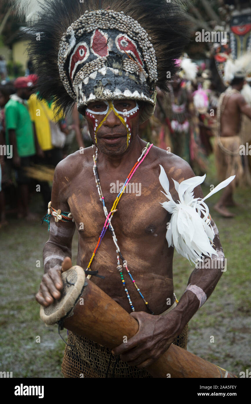 Papua new guinea head dress hi-res stock photography and images - Alamy
