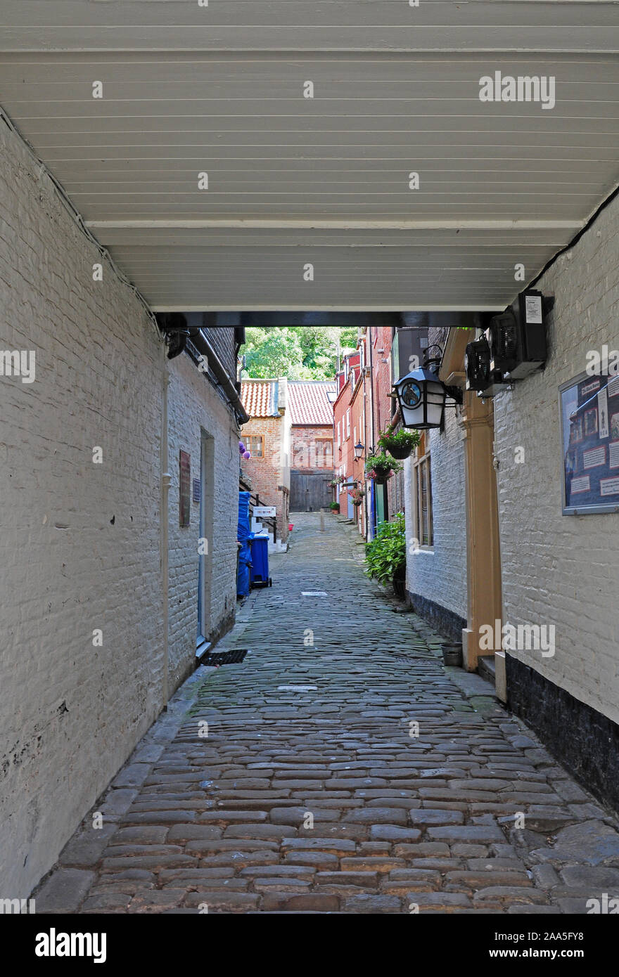Old english alleyways hi-res stock photography and images - Alamy