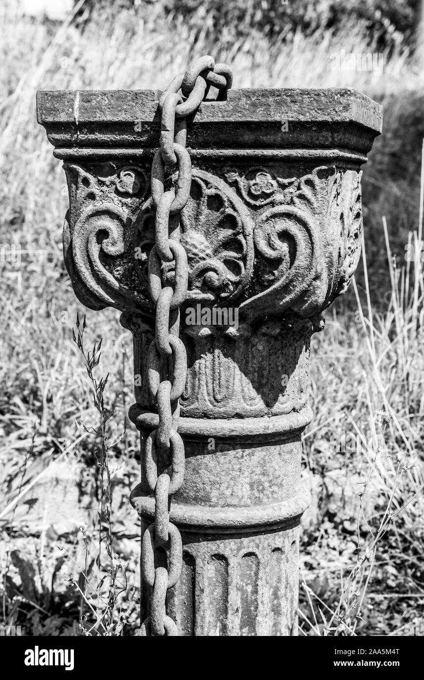 Metal columns hi-res stock photography and images - Alamy