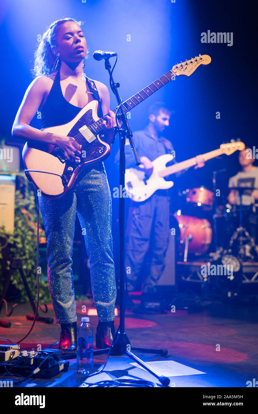 London, UK. Tuesday, 19 November, 2019. Nilufer Yanya performing on ...