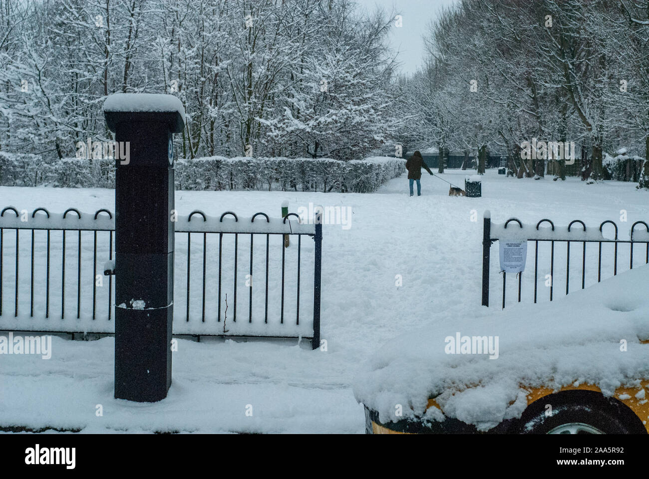 Snow children london snowman hi-res stock photography and images - Alamy