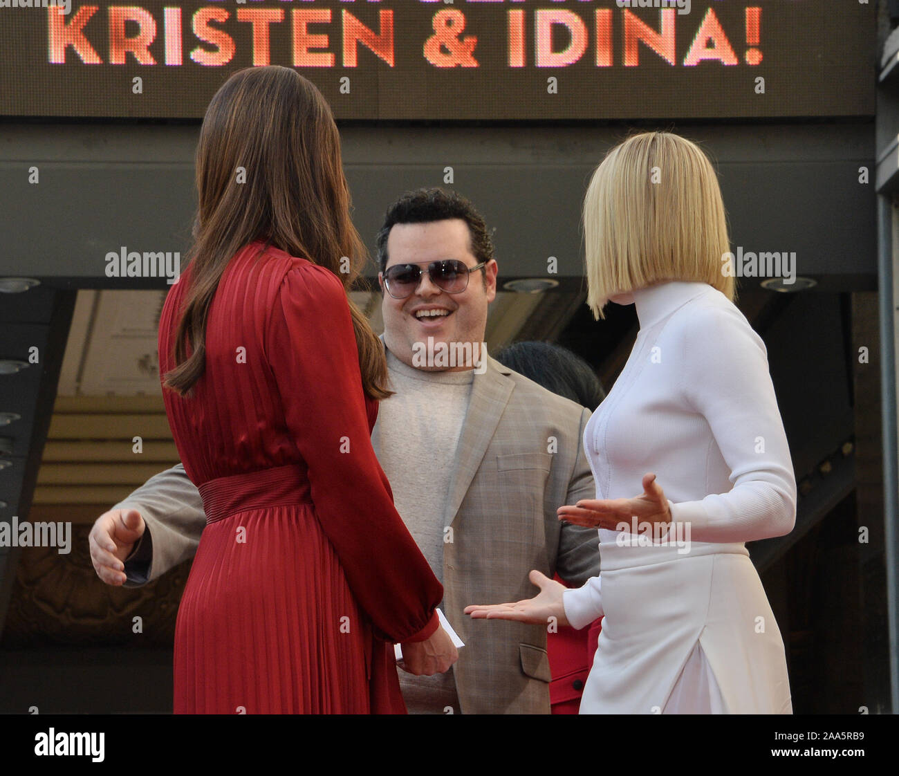 Los Angeles, United States. 19th Nov, 2019. Actresses Idina Menzel (L ...