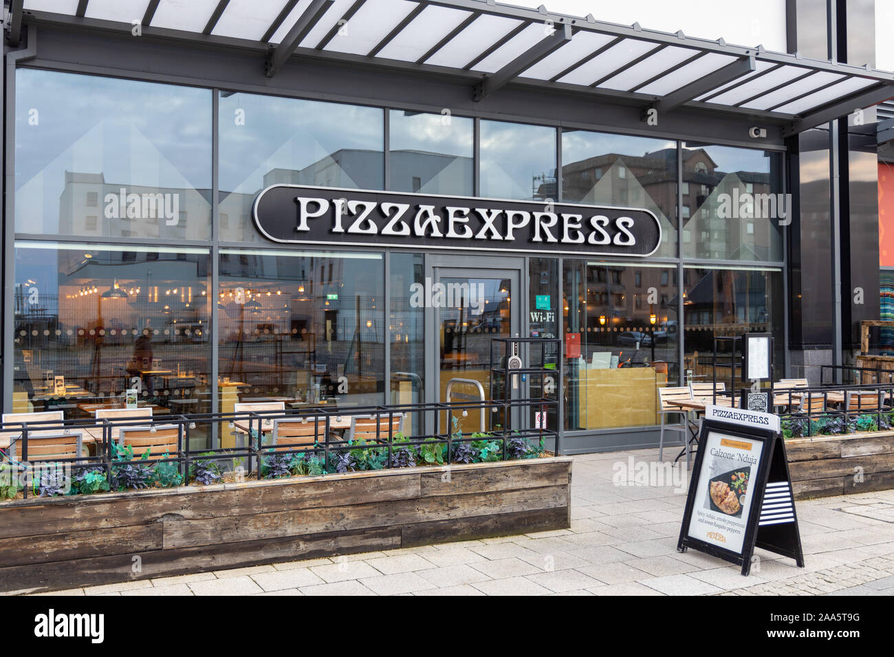 Pizza express storefront hi-res stock photography and images - Alamy