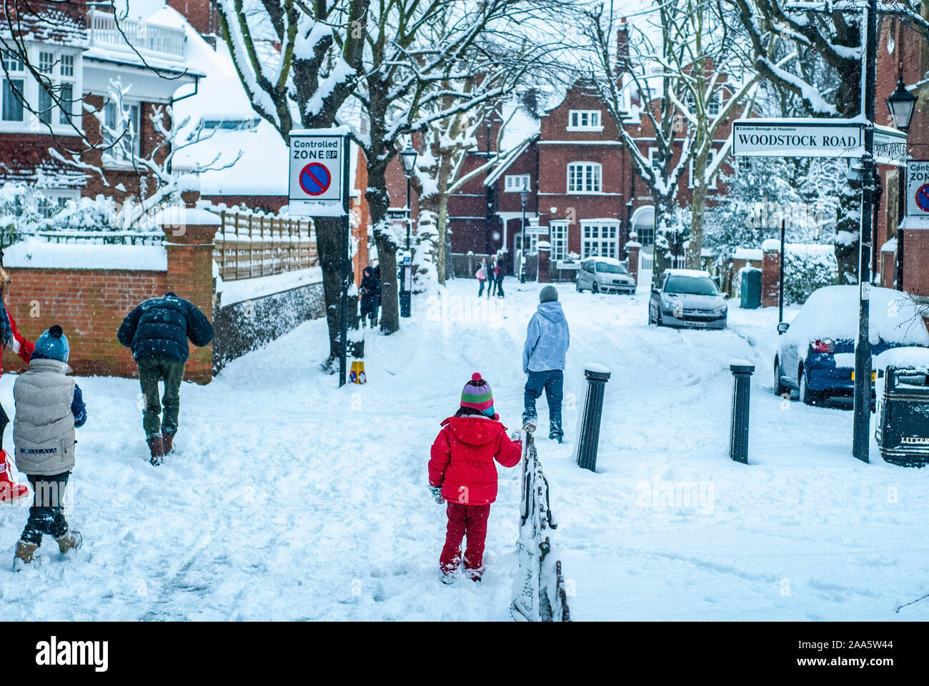 Snow children london snowman hi-res stock photography and images - Alamy