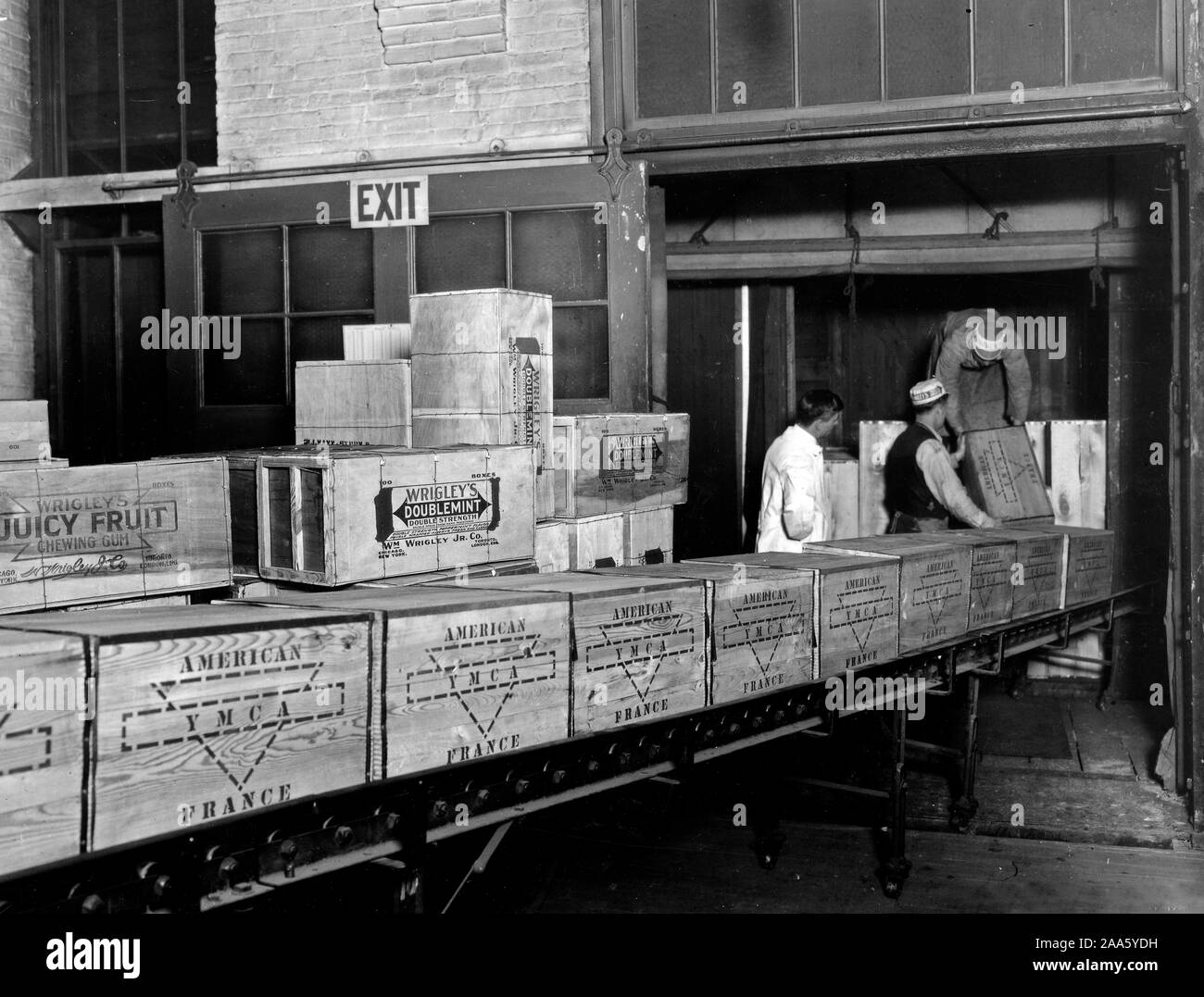 Industries of War - Chewing Gum - WRIGLEY FACTORY Loading a full car ...