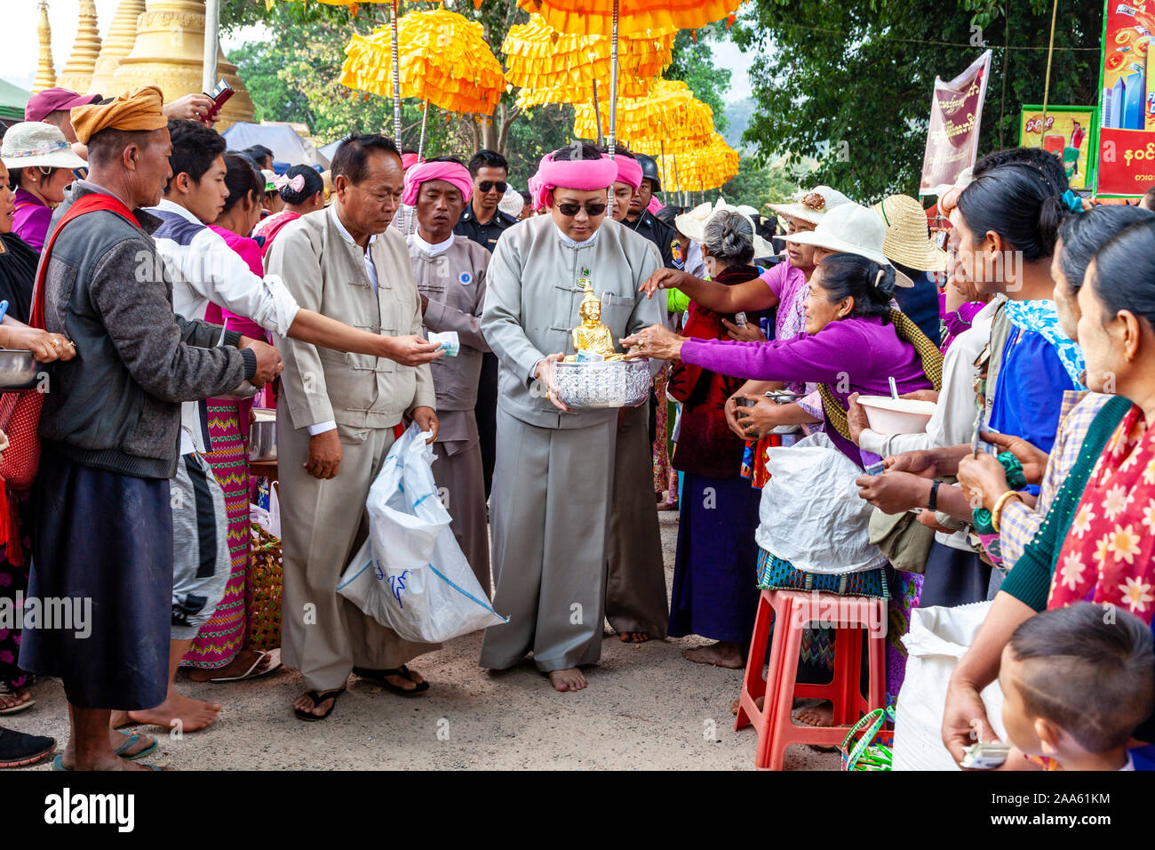 Giving alms hi-res stock photography and images - Alamy