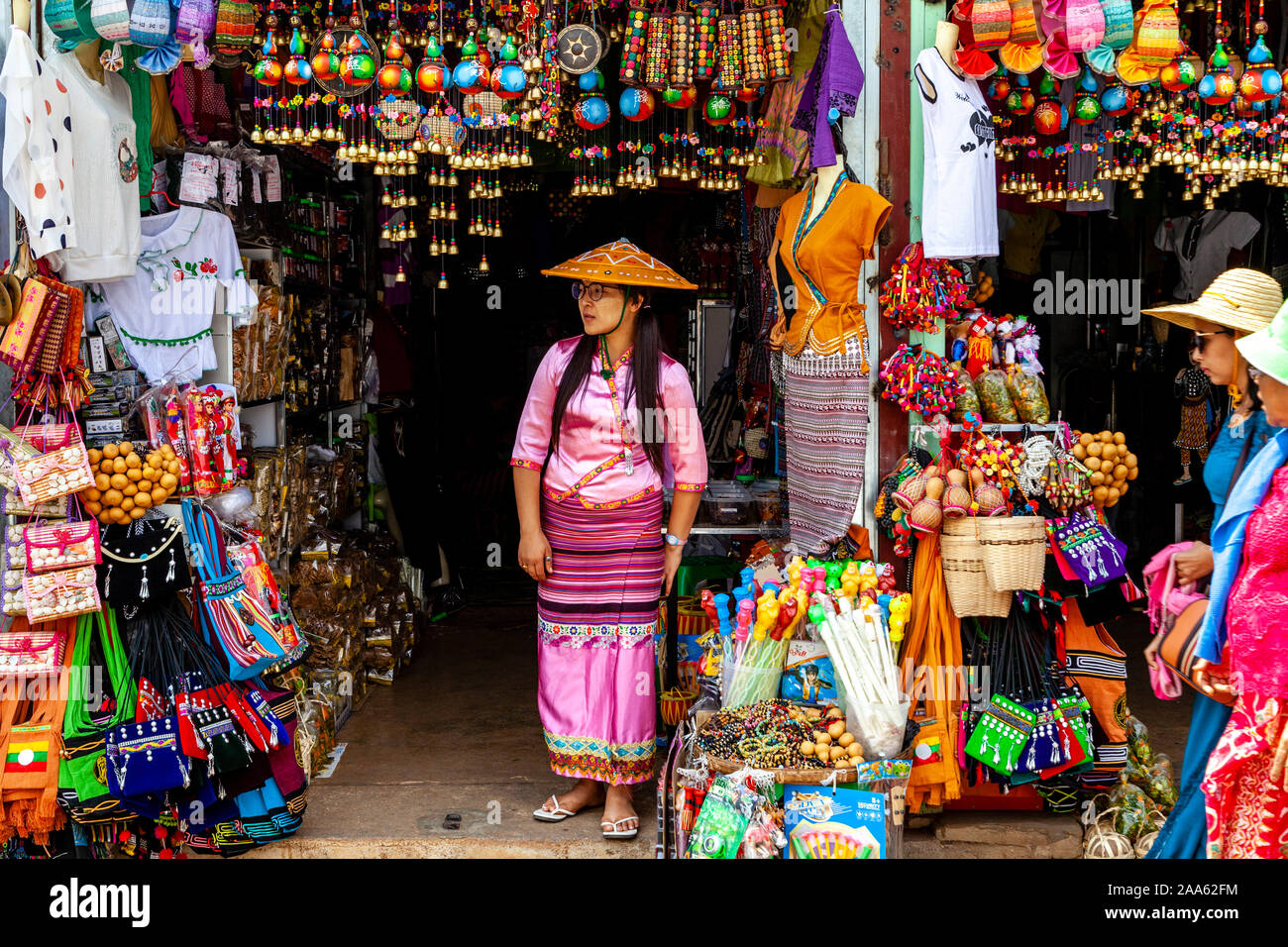Souvenir souvenirs shop myanmar hi-res stock photography and images - Alamy