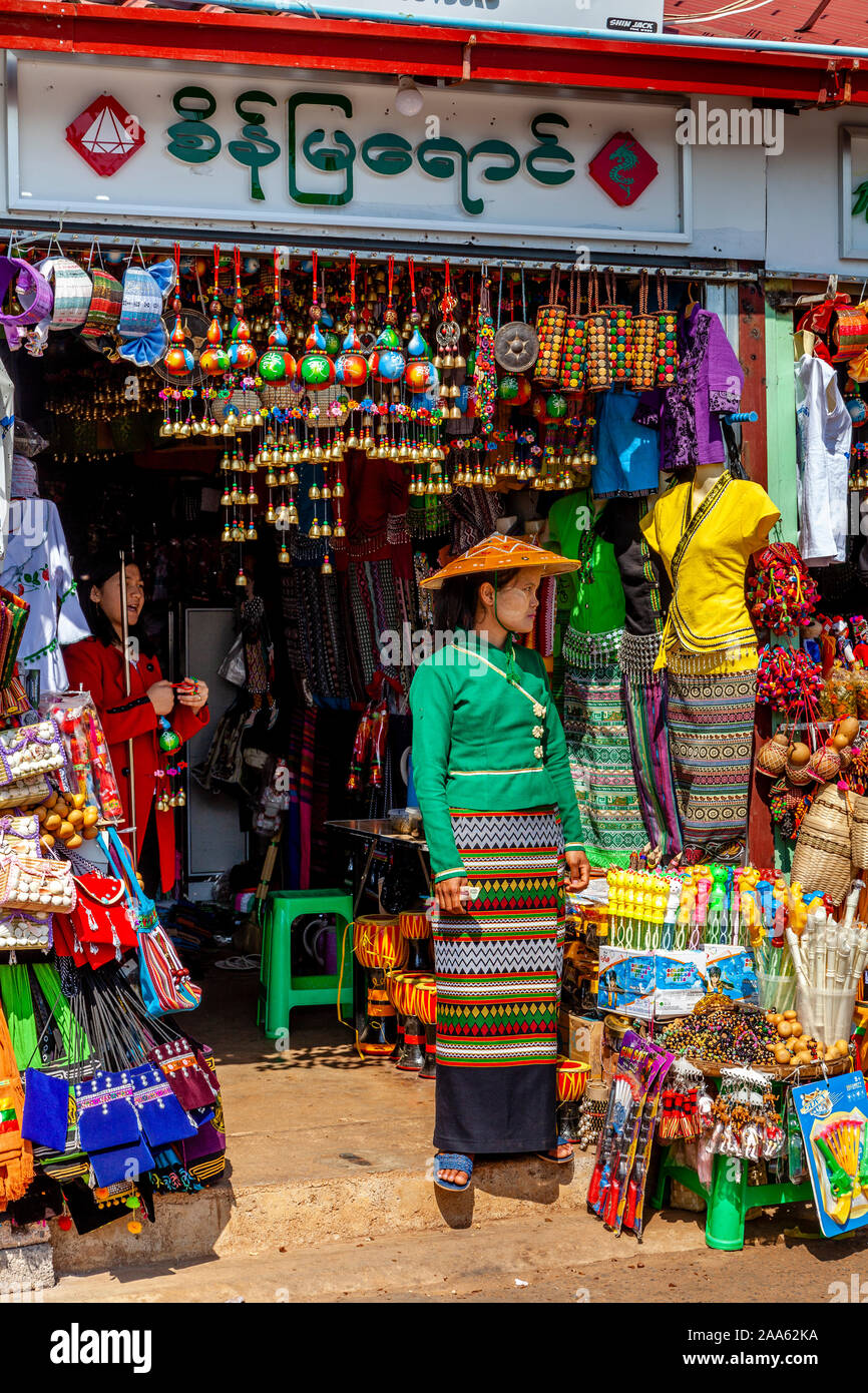 Souvenir souvenirs shop myanmar hi-res stock photography and images - Alamy