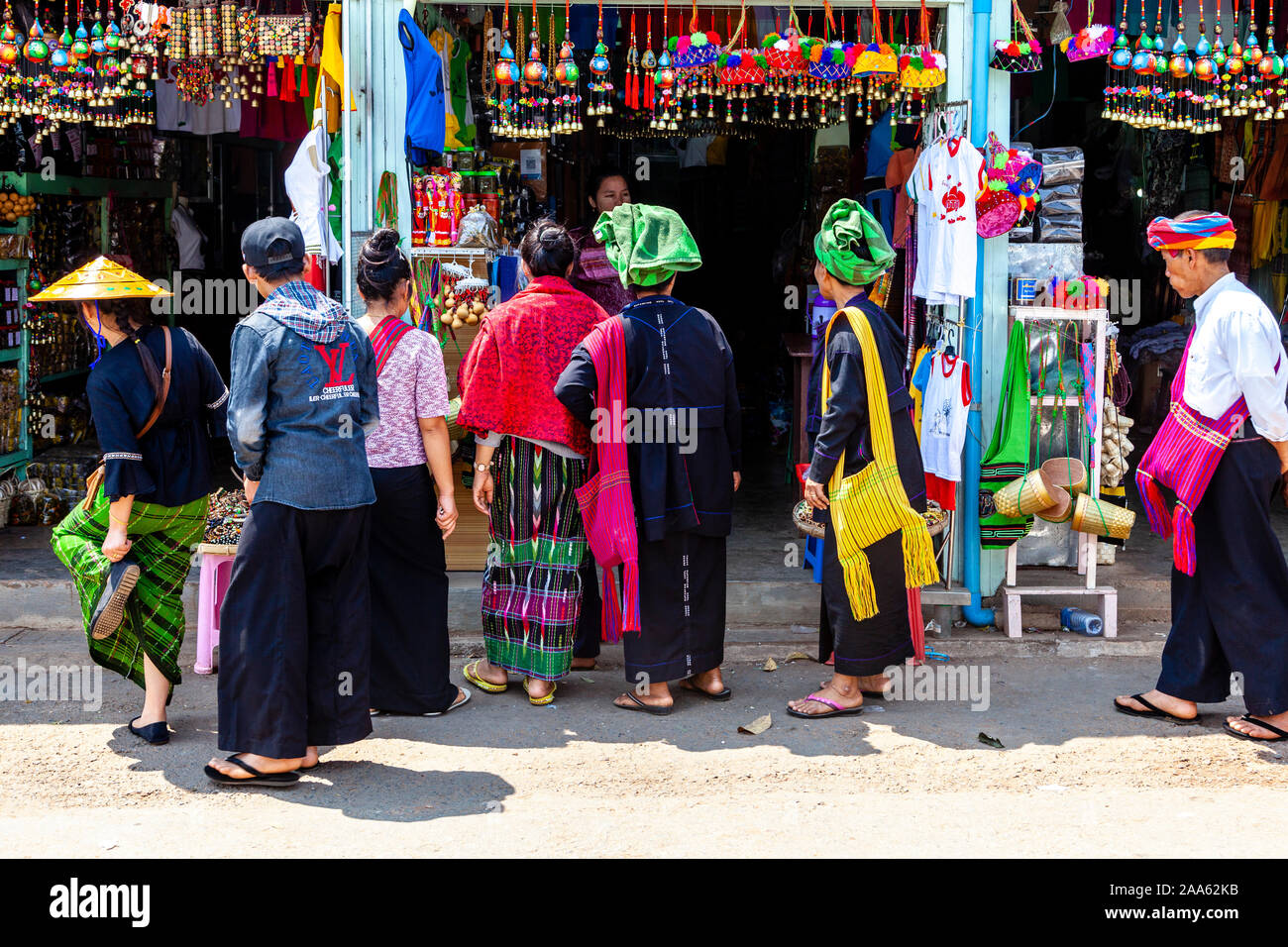 A Group Of Minority Pa’O People Shopping During The Pindaya Cave ...
