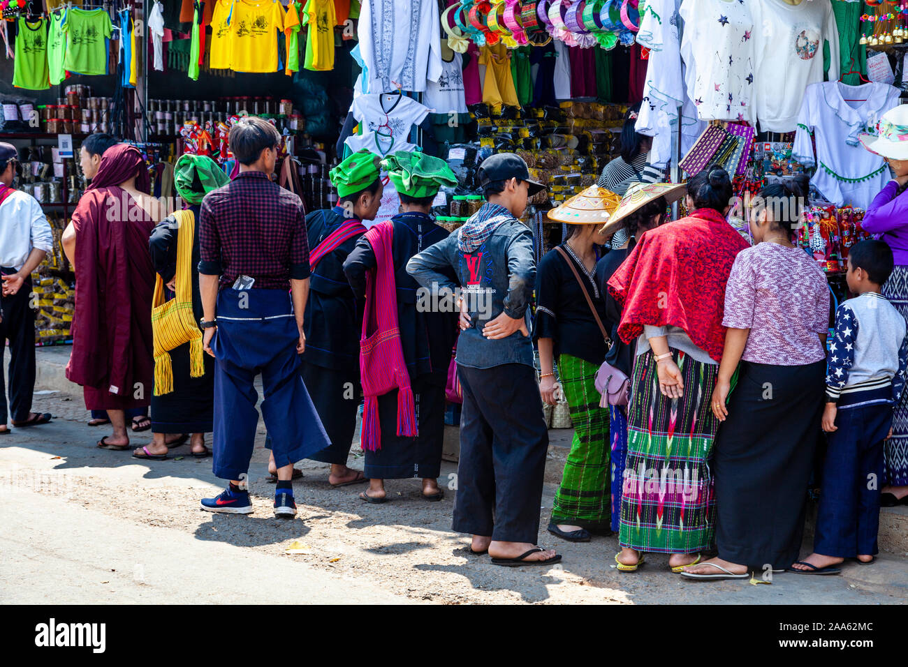 A Group Of Minority Pa’O People Shopping During The Pindaya Cave ...