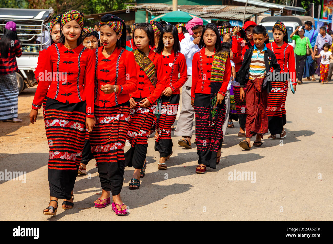 Beautiful burmese women hi-res stock photography and images - Alamy