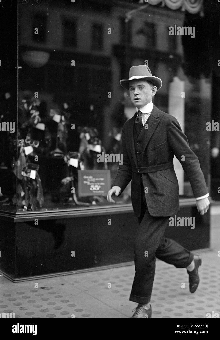 1900s man hi-res stock photography and images - Alamy