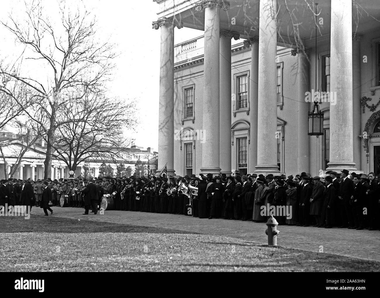 Crowd outside white house hi-res stock photography and images - Alamy