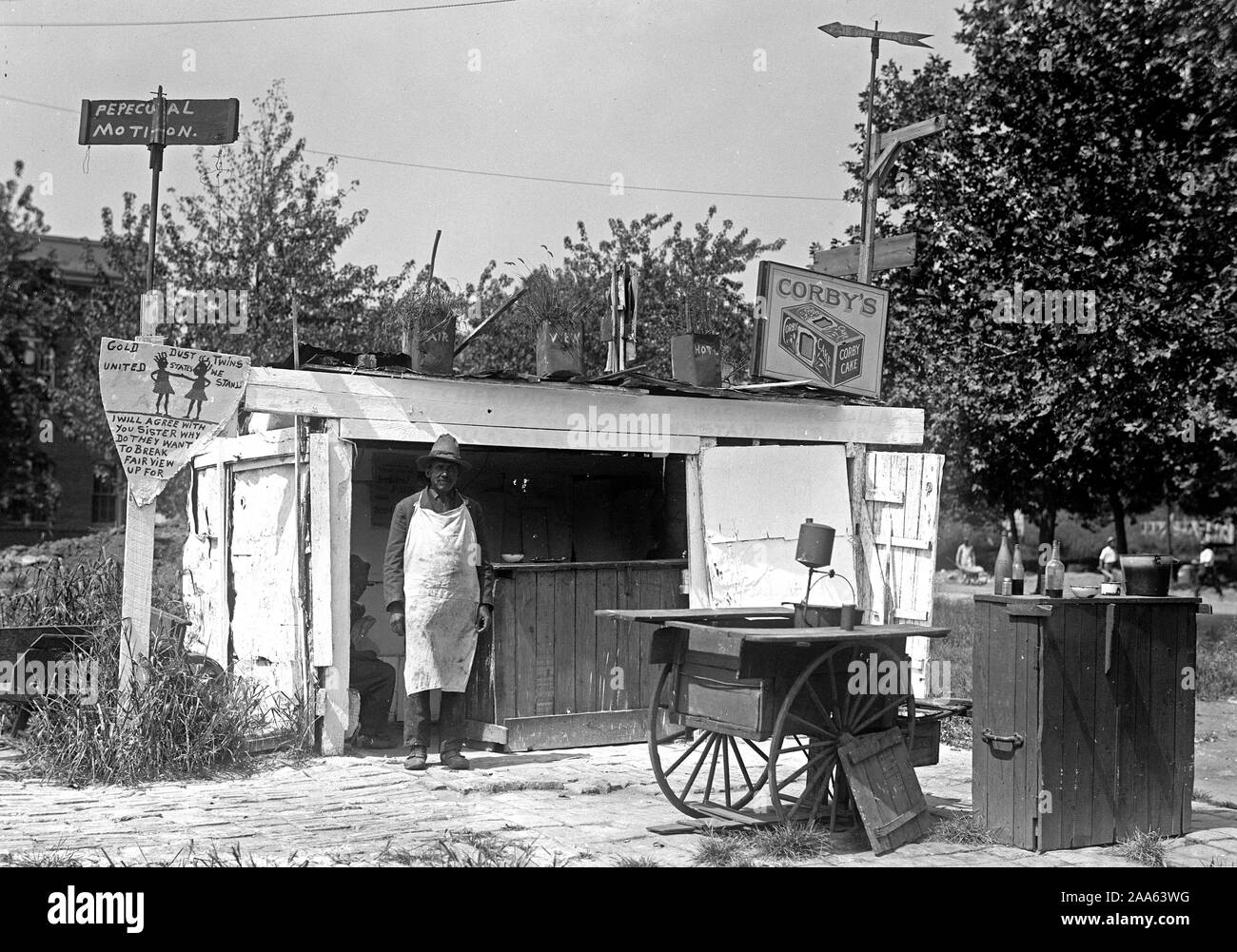 Early 1900s small businessman Black and White Stock Photos & Images - Alamy