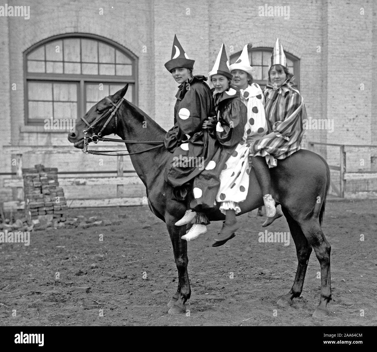 Early 1900s clowns hi-res stock photography and images - Alamy