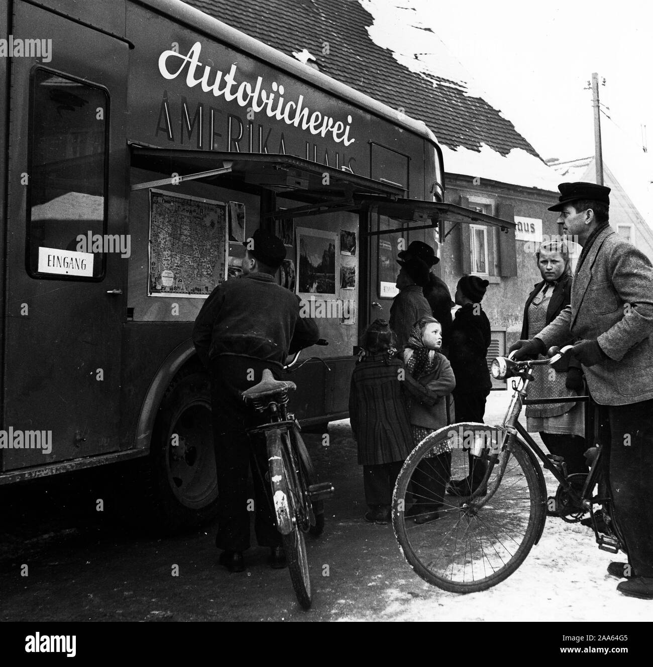 America in europe 1950s hi-res stock photography and images - Alamy