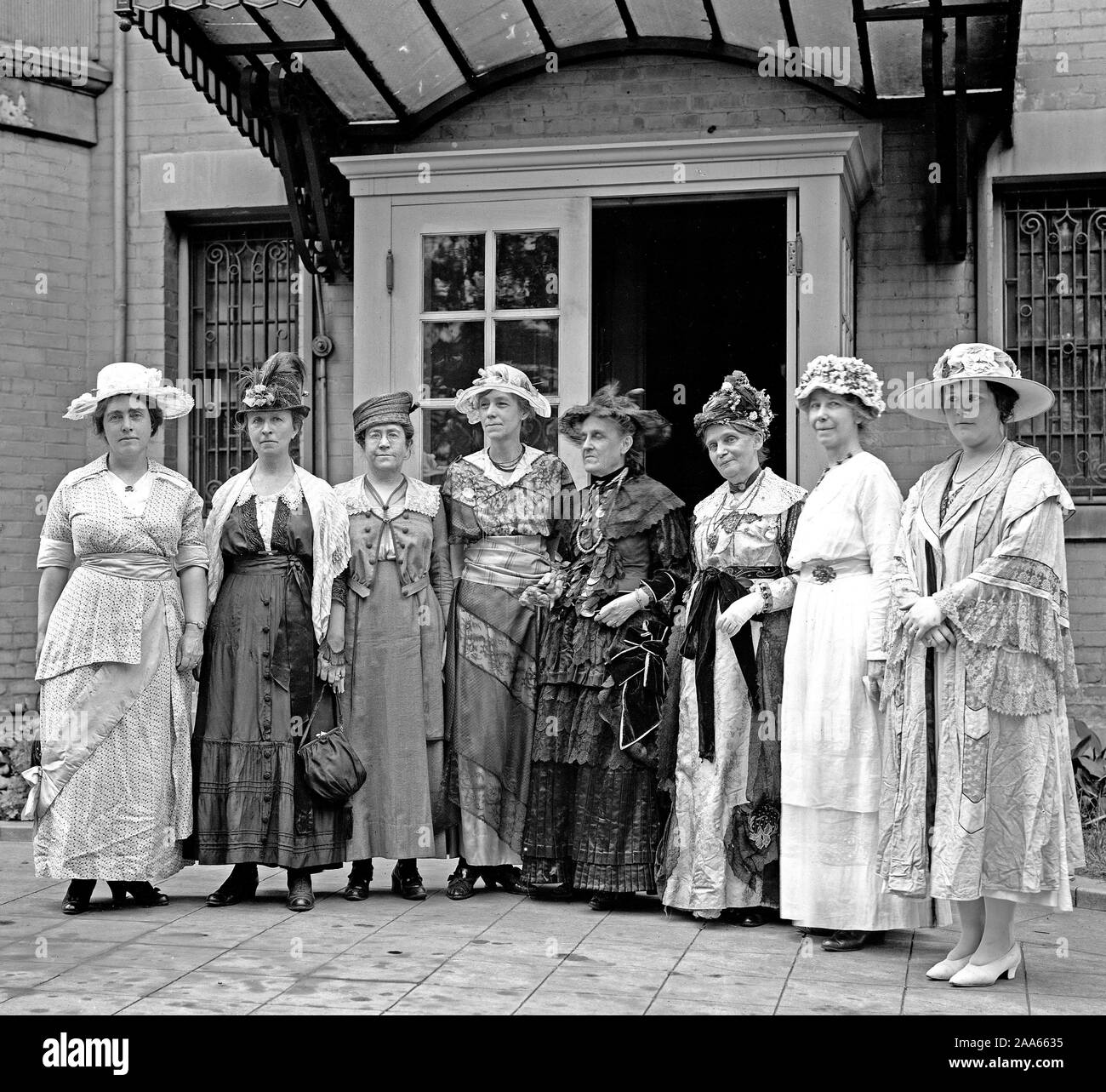 Housekeepers Black and White Stock Photos & Images - Alamy