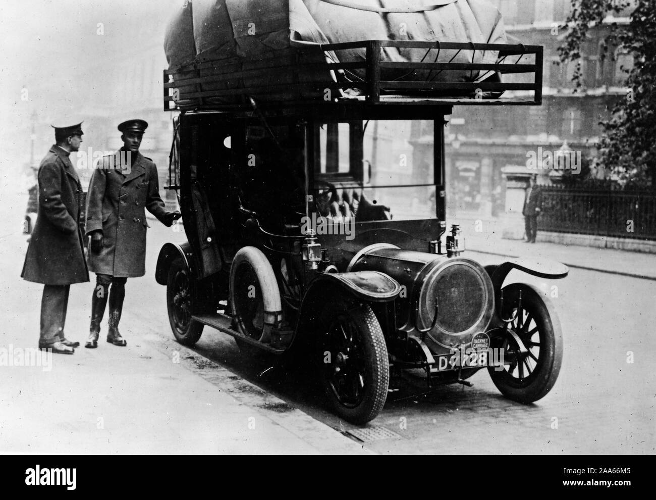 1900s car and fuel Black and White Stock Photos & Images - Alamy