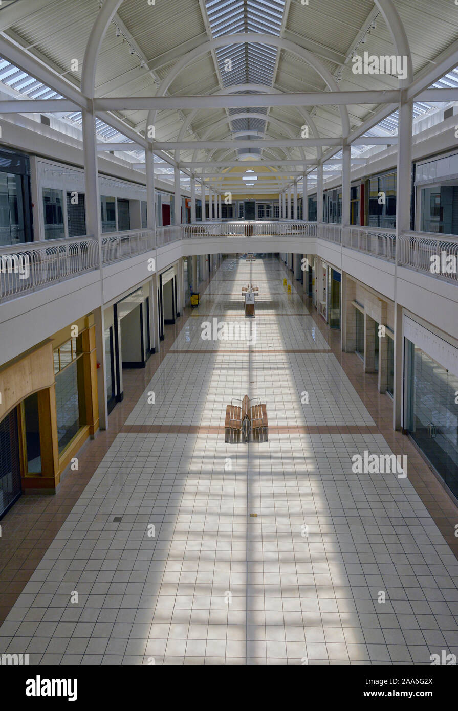 Abandoned shopping, empty shopping center Stock Photo - Alamy