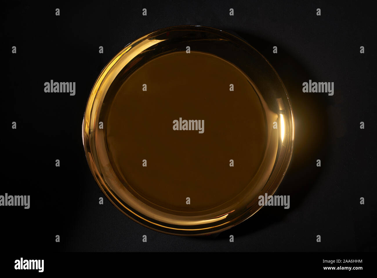 A gold reflective gold-plated ceramic plate Stock Photo - Alamy
