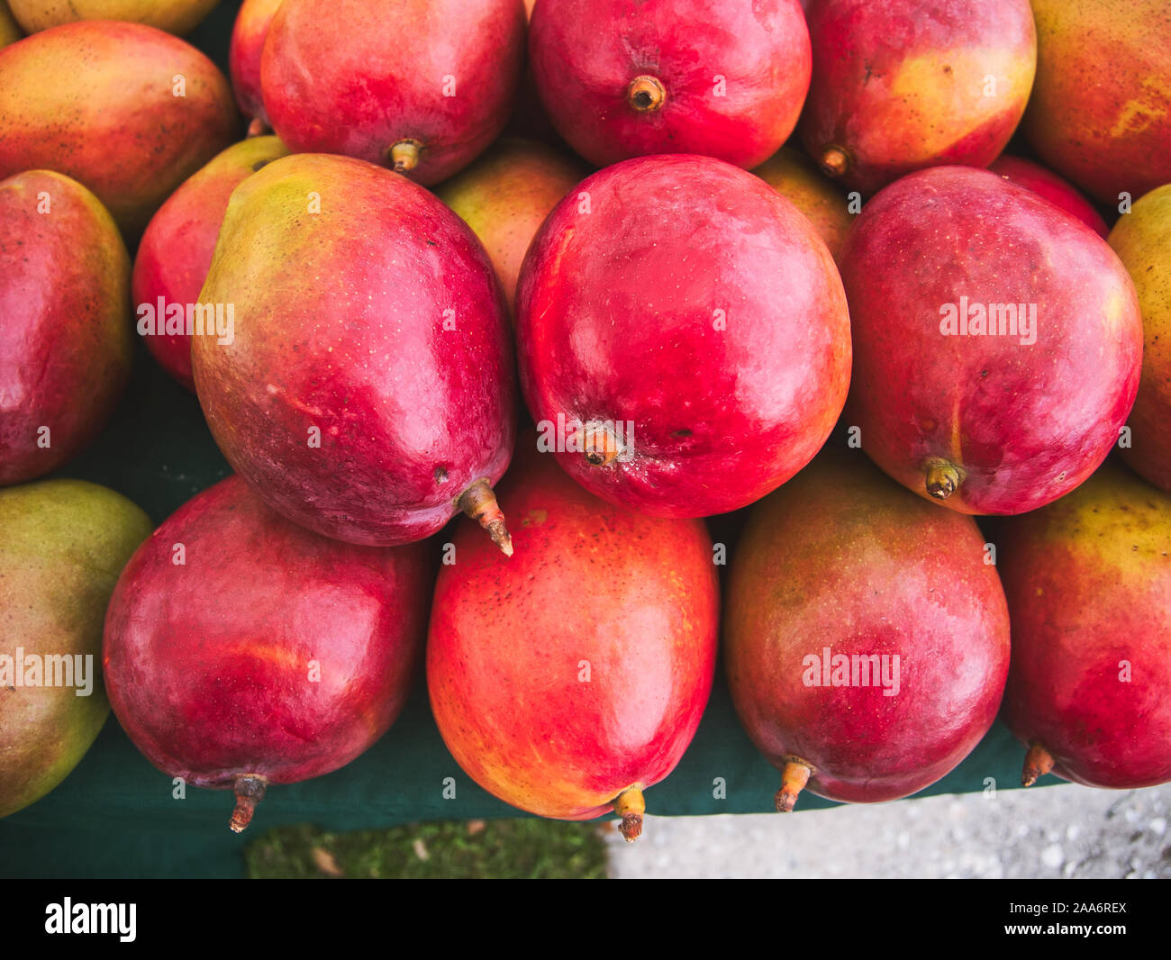 Fresh Mangos, fresh fruits, and vegetables at the farmers market Stock ...